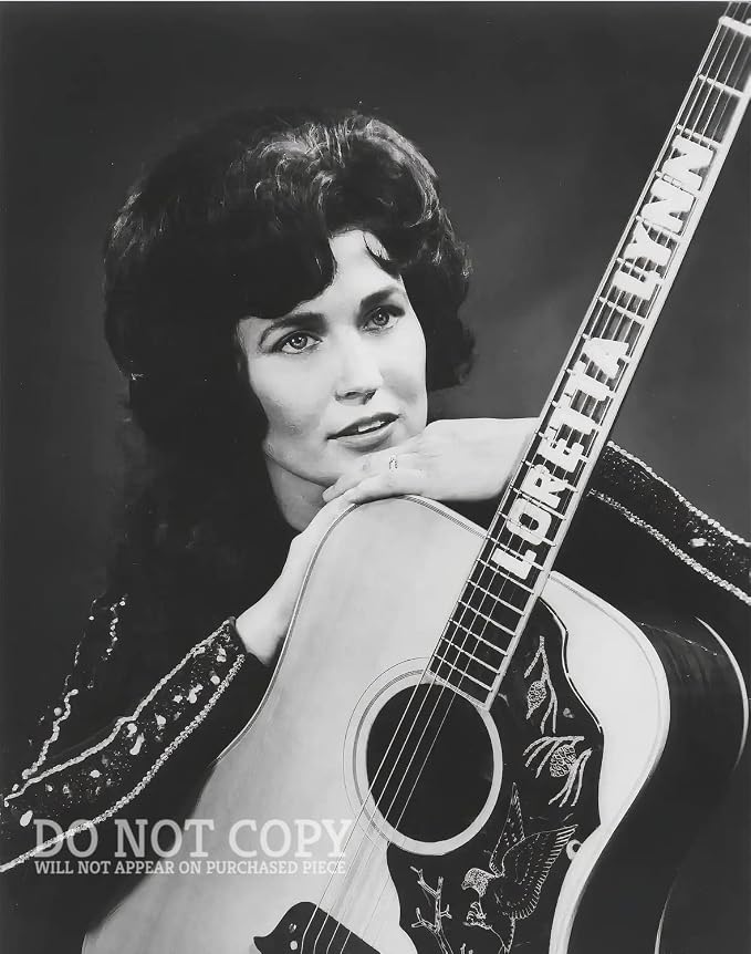 Amazon.com: Loretta Lynn Photograph 11 X 14 - Stunning 1971 Portrait ...