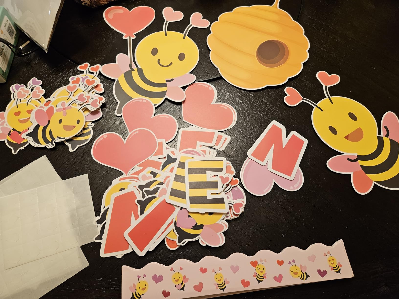 Amazon.com : CPicdn 140Pcs Valentine's Day Bee Bulletin Board Classroom ...