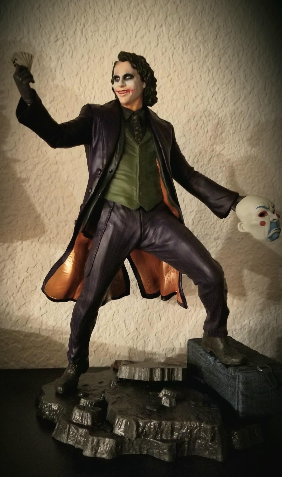 Amazon.com: DIAMOND SELECT TOYS DC Gallery: The Dark Knight: The Joker ...