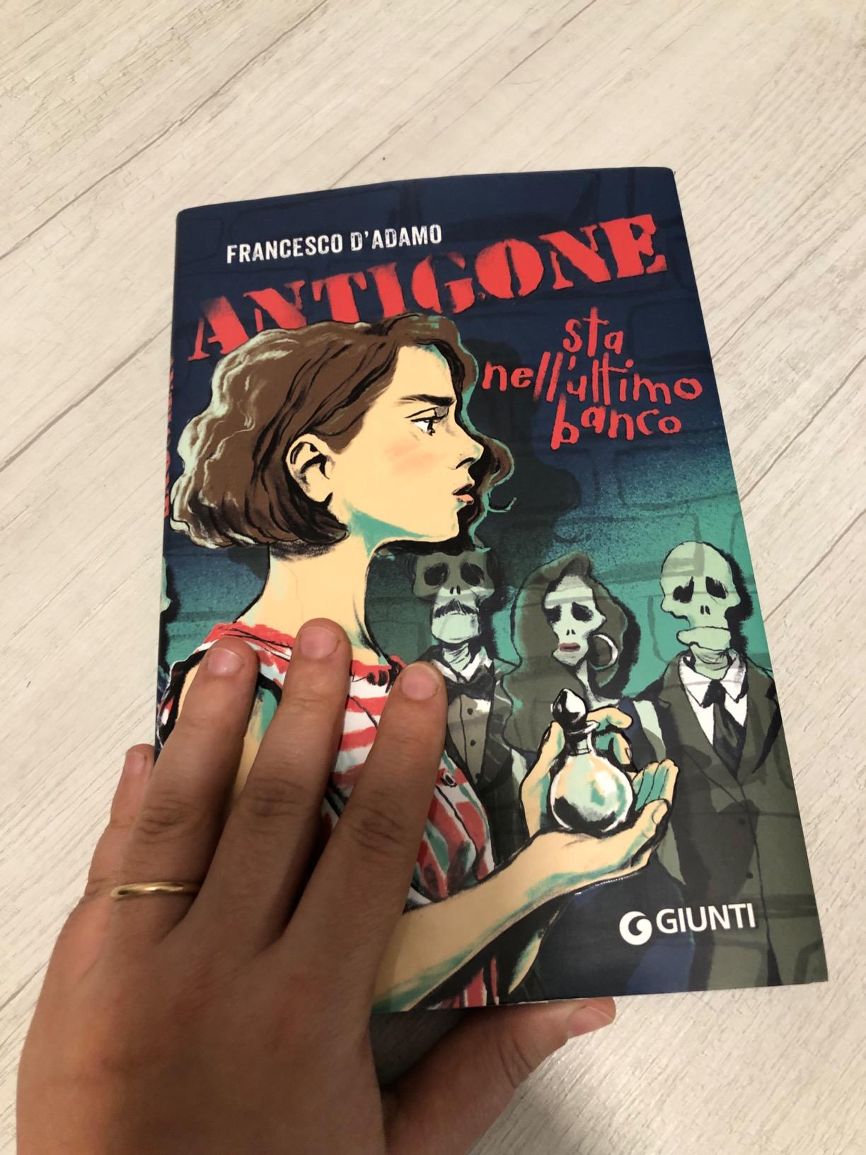 Antigone sta nell'ultimo banco : D'Adamo, Francesco: Amazon.it: Libri