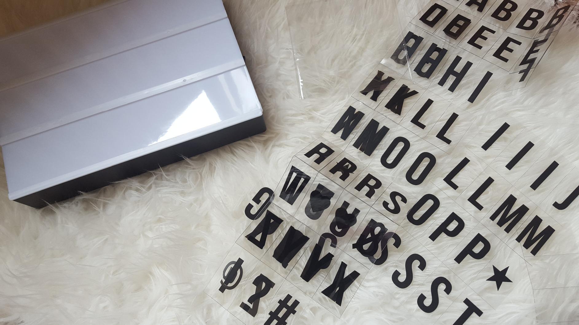 BUTLERS Blockbuster Lightbox mit schwarzen Buchstaben - LED Lichtbox ...