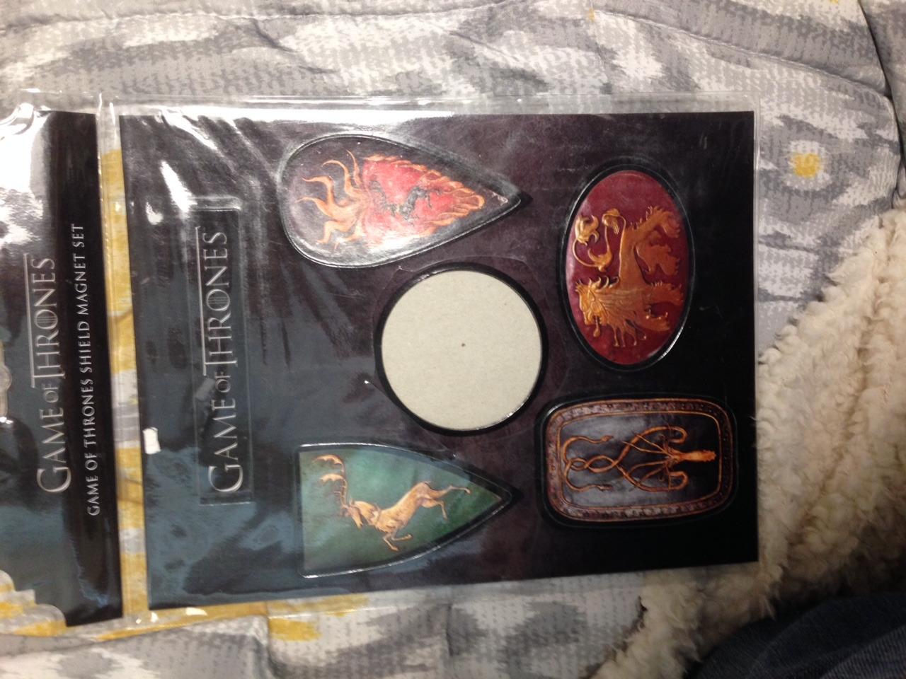 Amazon.com: Dark Horse Deluxe Game of Thrones: Shield Magnet Action ...