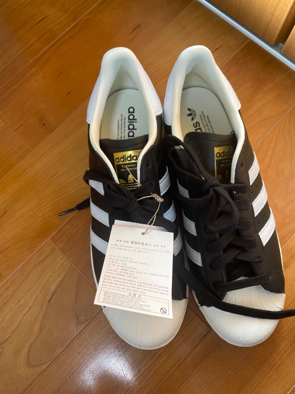 Amazon.co.jp: [アディダス] スーパースター 82 FI SUPERSTAR 82 FI コアブラック/フットウェアホワイト ...