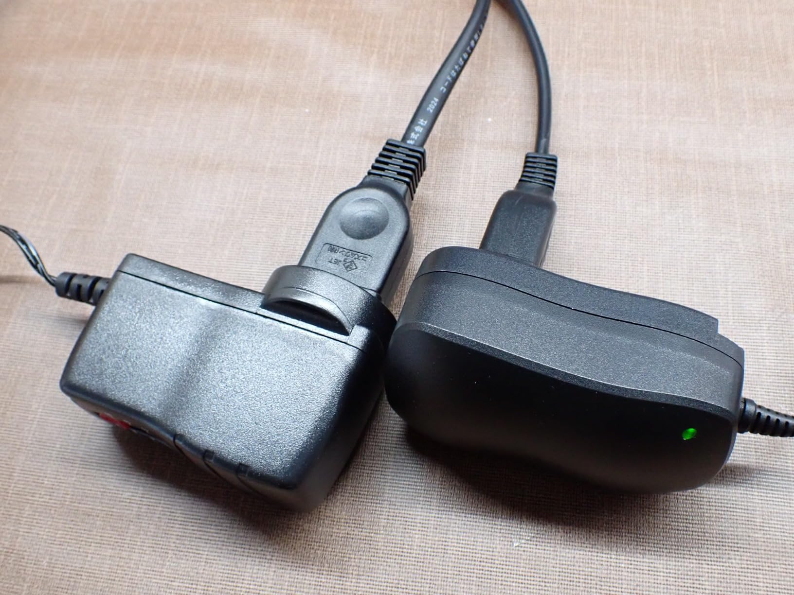 Amazon.co.jp: KIMOC(キモチ)延長コード短い0.4mACアダプタ用電源延長コード2個口スイングプラグブラック1500w二股 ...