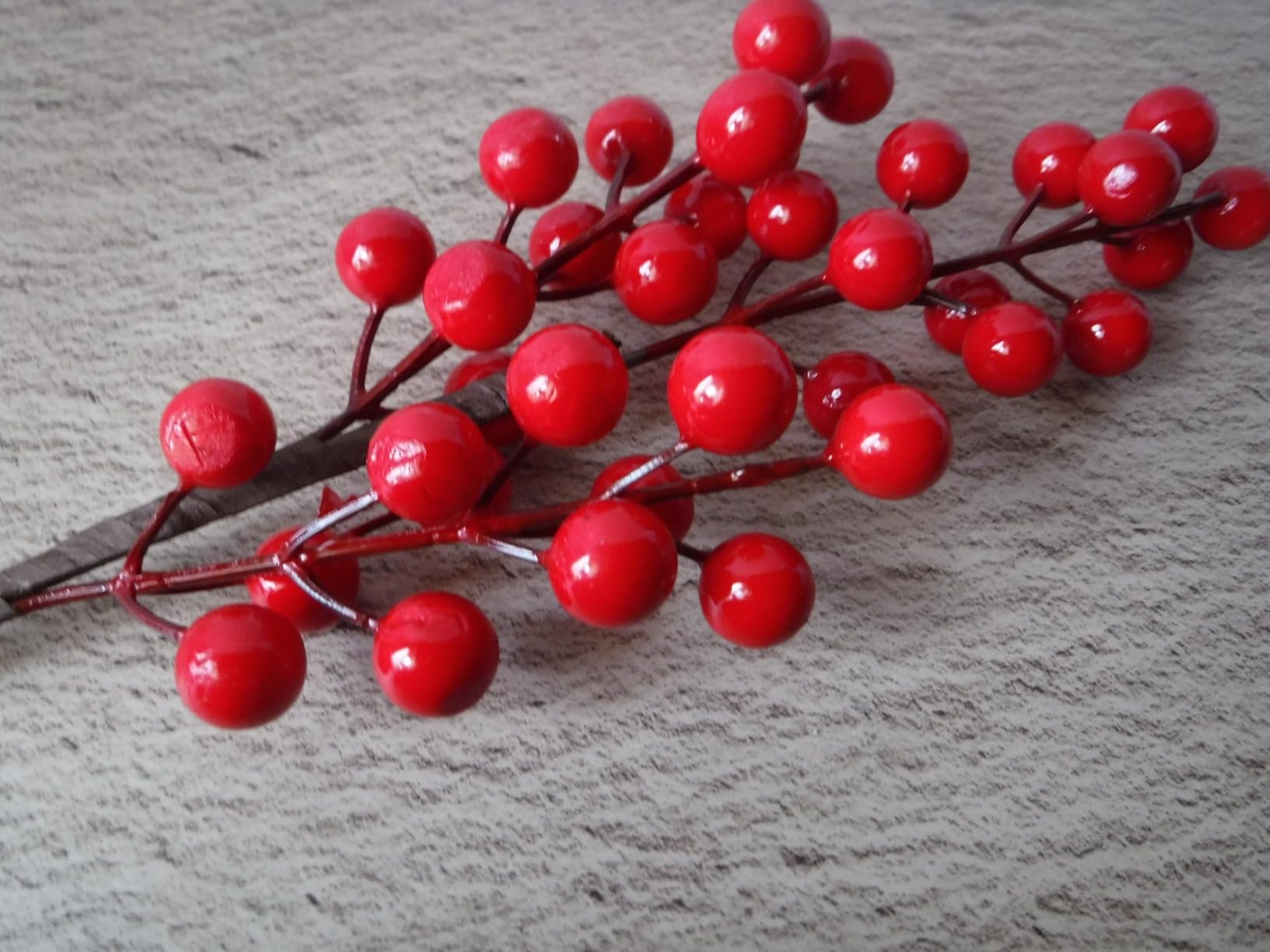 Amazon｜DIFEIUKI レッドベリー 造花 10本セット クリスマスベリー 人工造花 ヒイラギ 赤い実 クリスマスツリー装飾 冬 ウェディング ホームデコレーション お正月 赤い実 ...