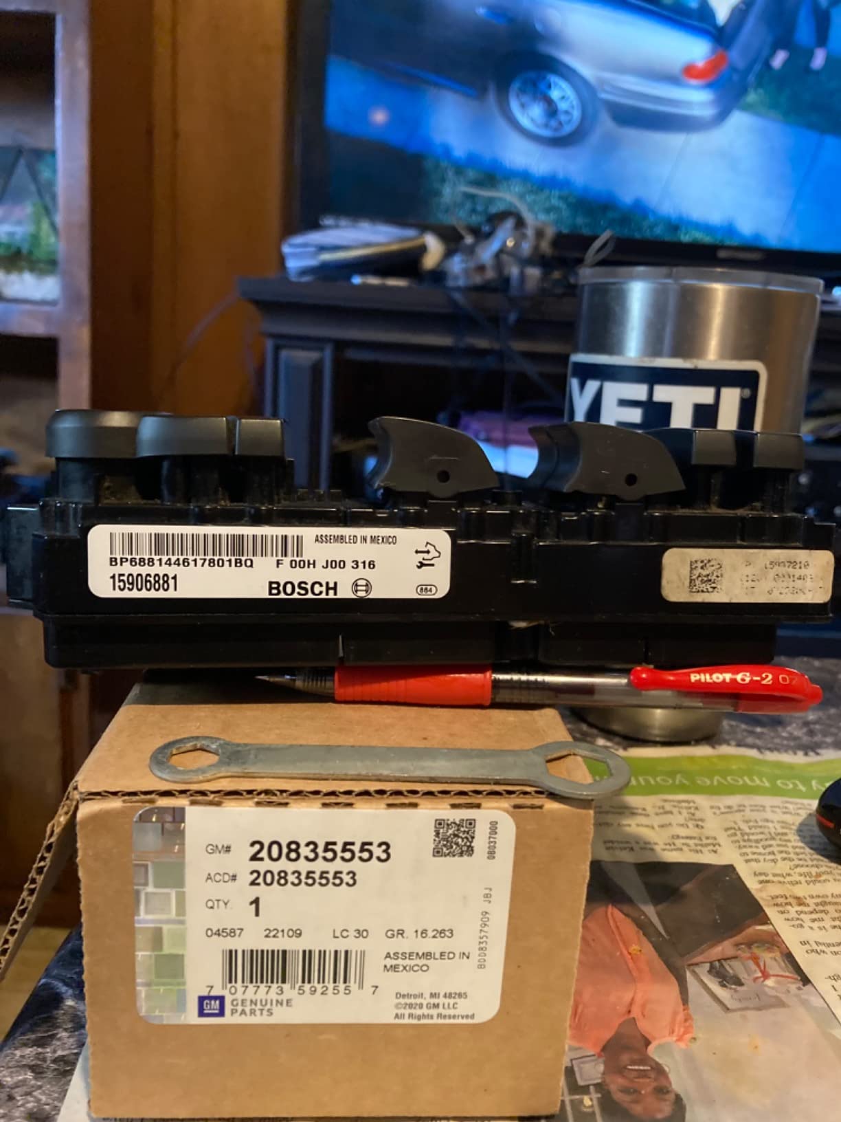 Amazon.com: GM Genuine Parts 20835553 Driver Side Door Lock, Mirror ...