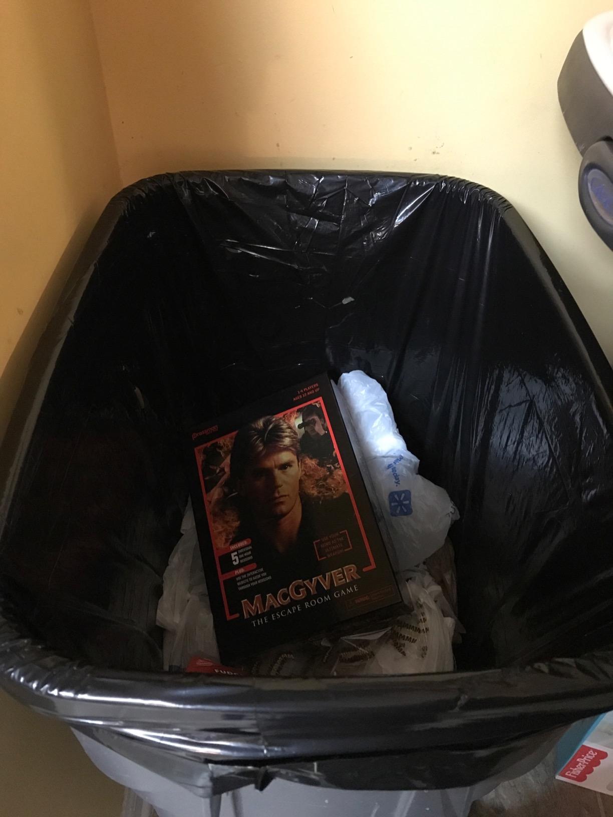 Amazon.com: MacGyver: The Escape Room Game by Pressman : Toys & Games