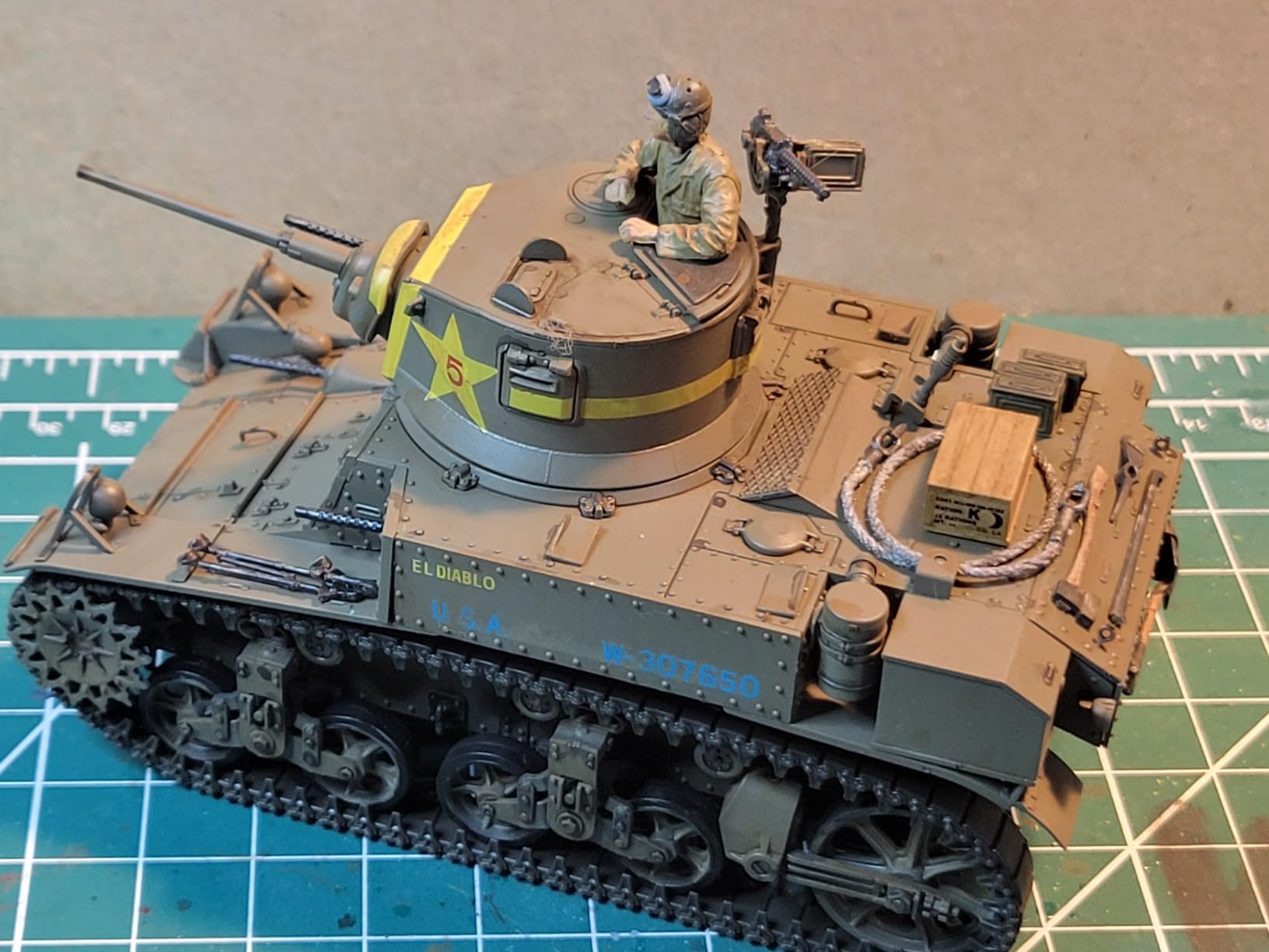 Amazon.com: TAMIYA 35360 1/35 US Light Tank M3 Stuart Plastic Model Kit ...