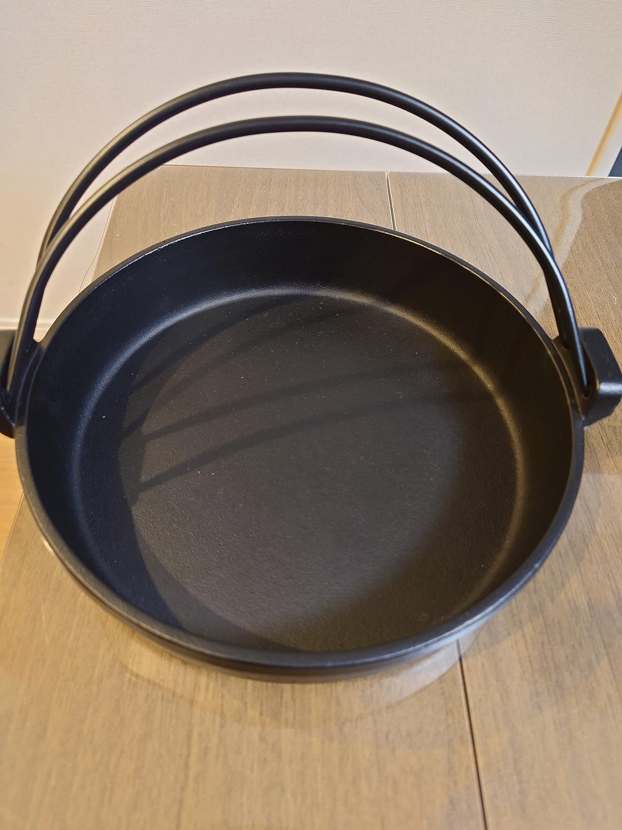 Amazon.co.jp: Iwachu Sukiyaki Pot with Southern Tsuru : Home & Kitchen