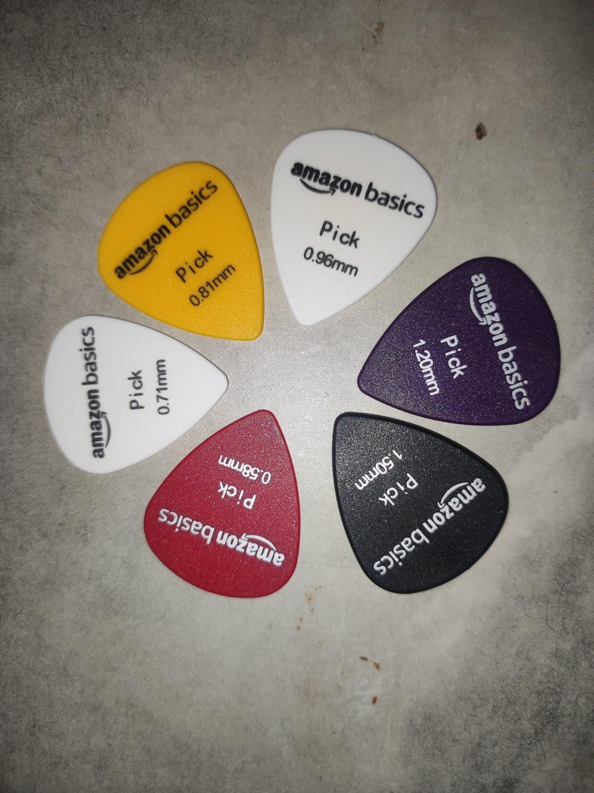 Amazon Basics Guitar Plectrums Pick of Various Thickness, 6 Pieces ...