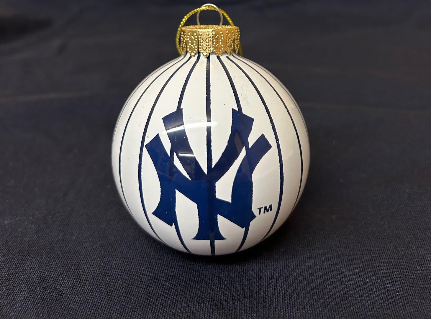 Amazon.com: FOCO New York Yankees 3 1/4 inch Pinstripe Christmas Tree ...