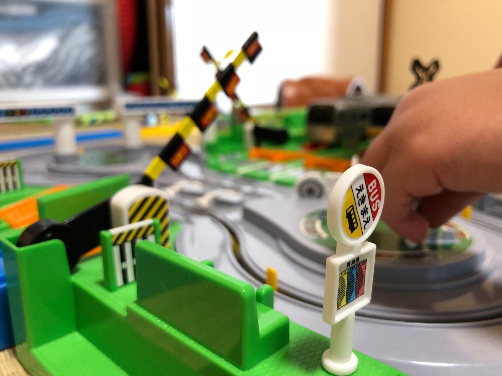 Amazon.co.jp: Plarail Play with Tomica! DX Railroad Crossing Station ...