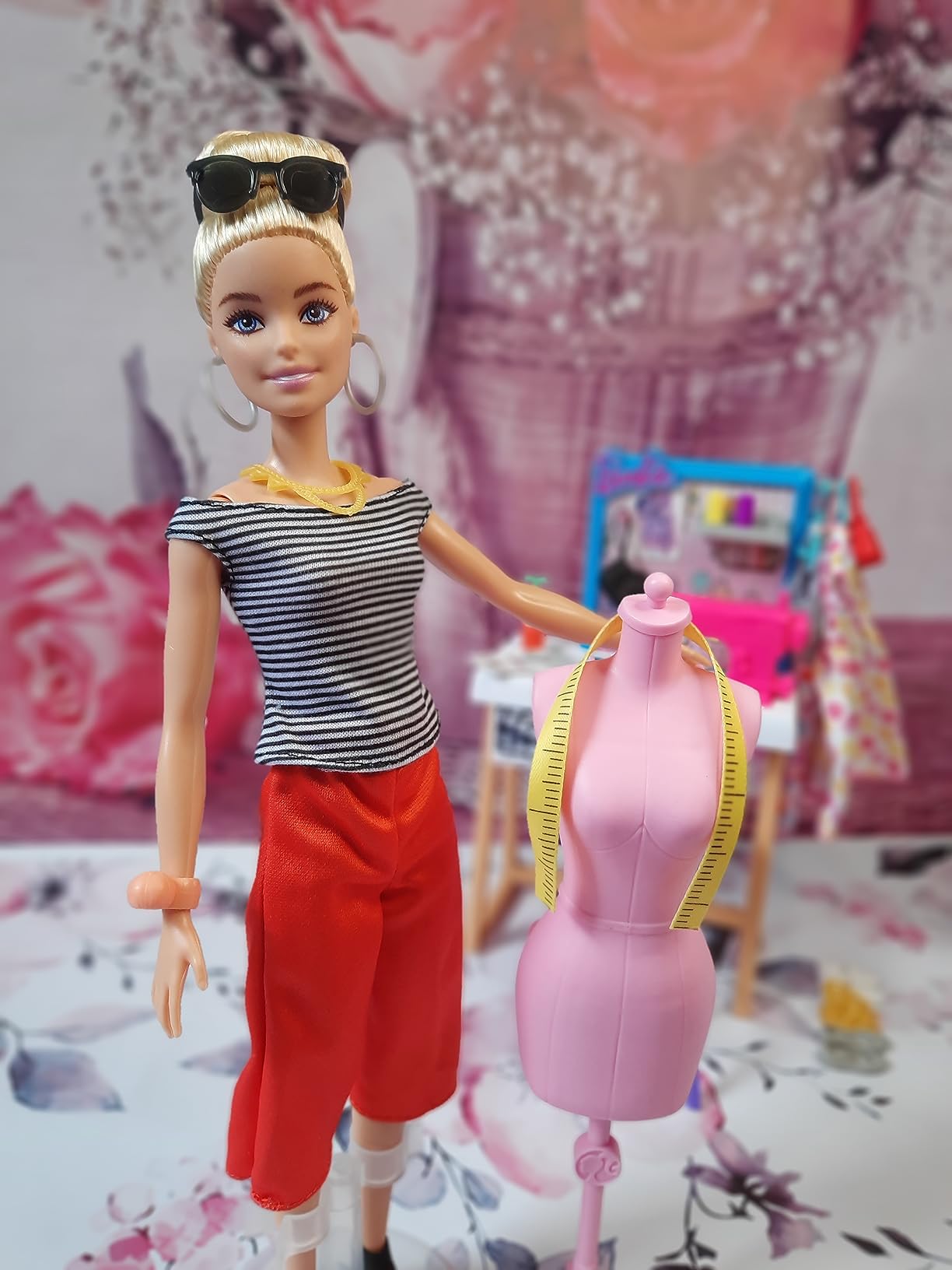 Barbie Fashion Designer Doll y más de 25 Accesorios, Juego de Estudio ...
