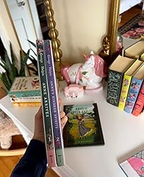 Amazon.com: Anne Arrives: Inspired by Anne of Green Gables (An Anne ...