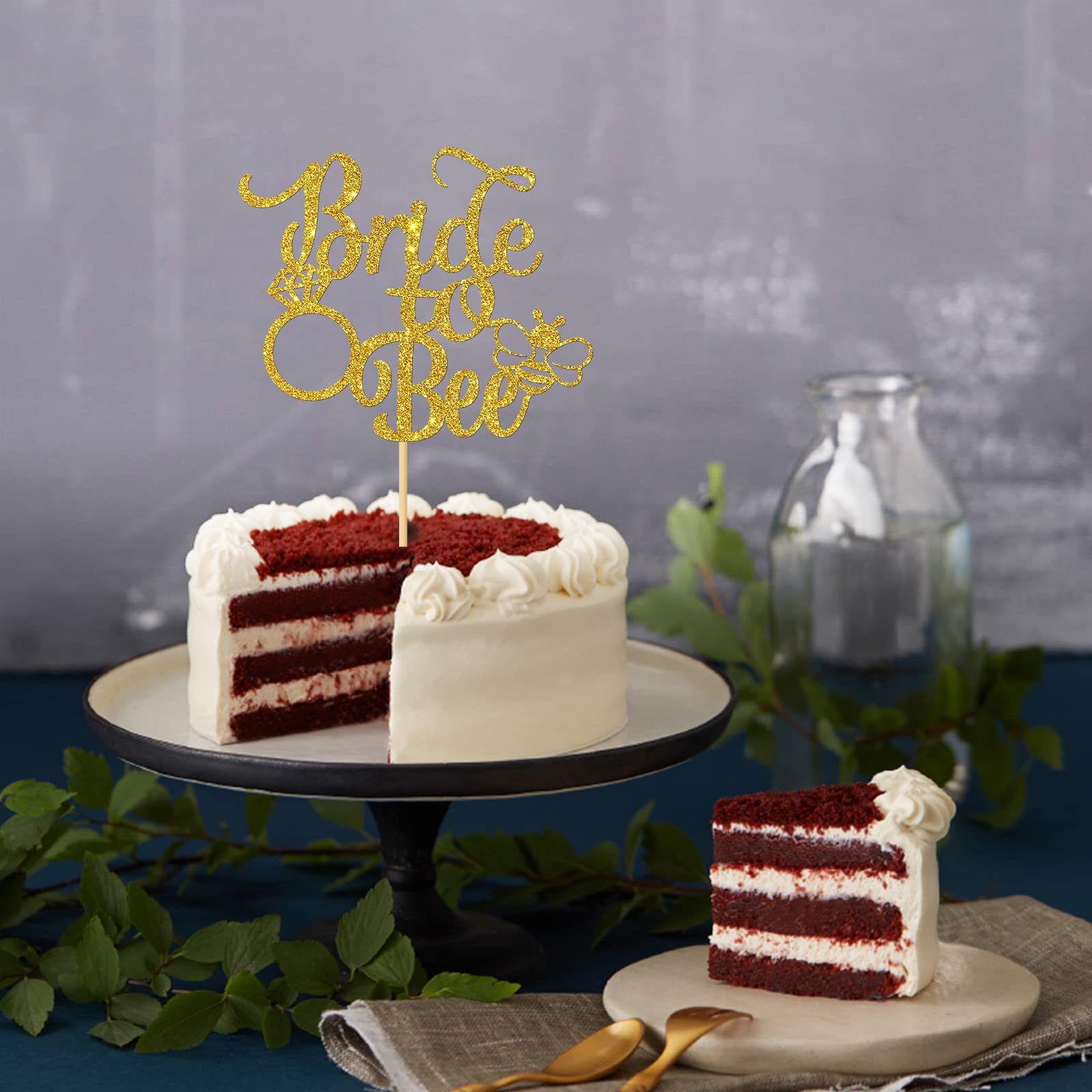 Bumble bee wedding cake toppers | Beachweddingtips.com