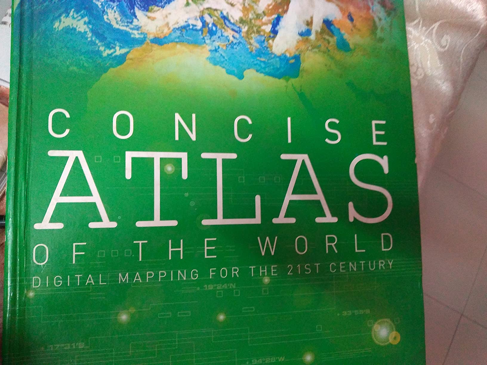 Concise Atlas of the World : DK: Amazon.in: Books