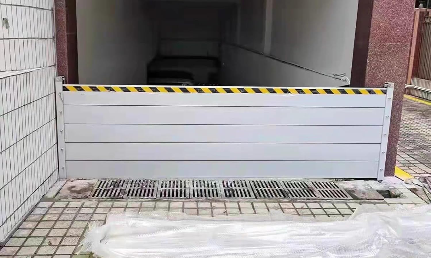 Amazon.com: Flood Barrier Flooding Water Dam for House/ Shop/ Backyard ...