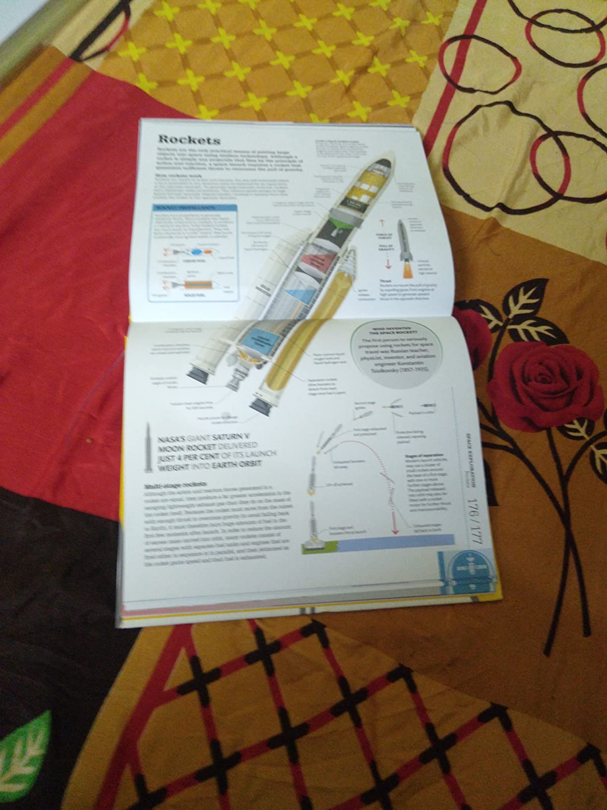 How Space Works: The Facts Visually Explained : DK: Amazon.in: Books