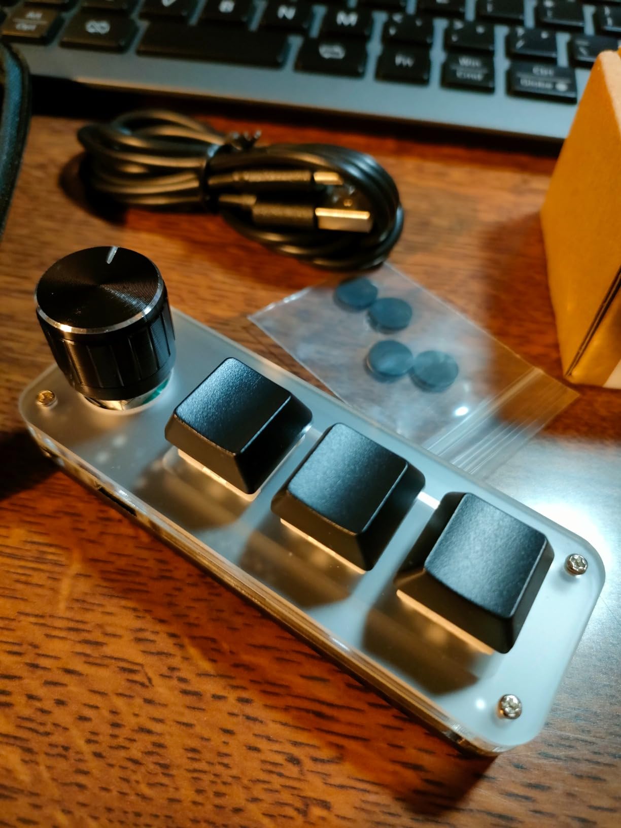 Amazon | XYZA Tiny Keyboard プログラマブルキーボード 3key + ボリューム コントローラー | XYZA | パソコン用キーボード 通販