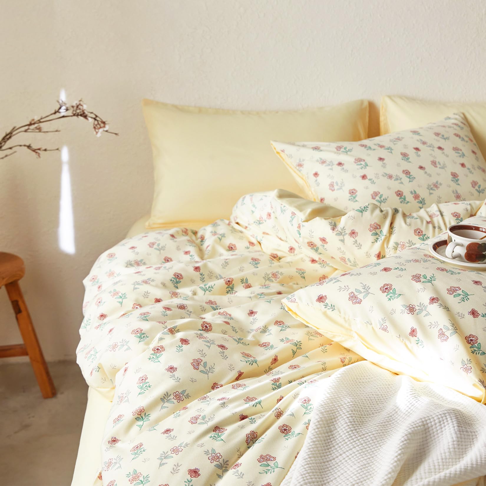 Amazon.com: Wake In Cloud - Floral Comforter Set, Botanical Tiny Flower ...
