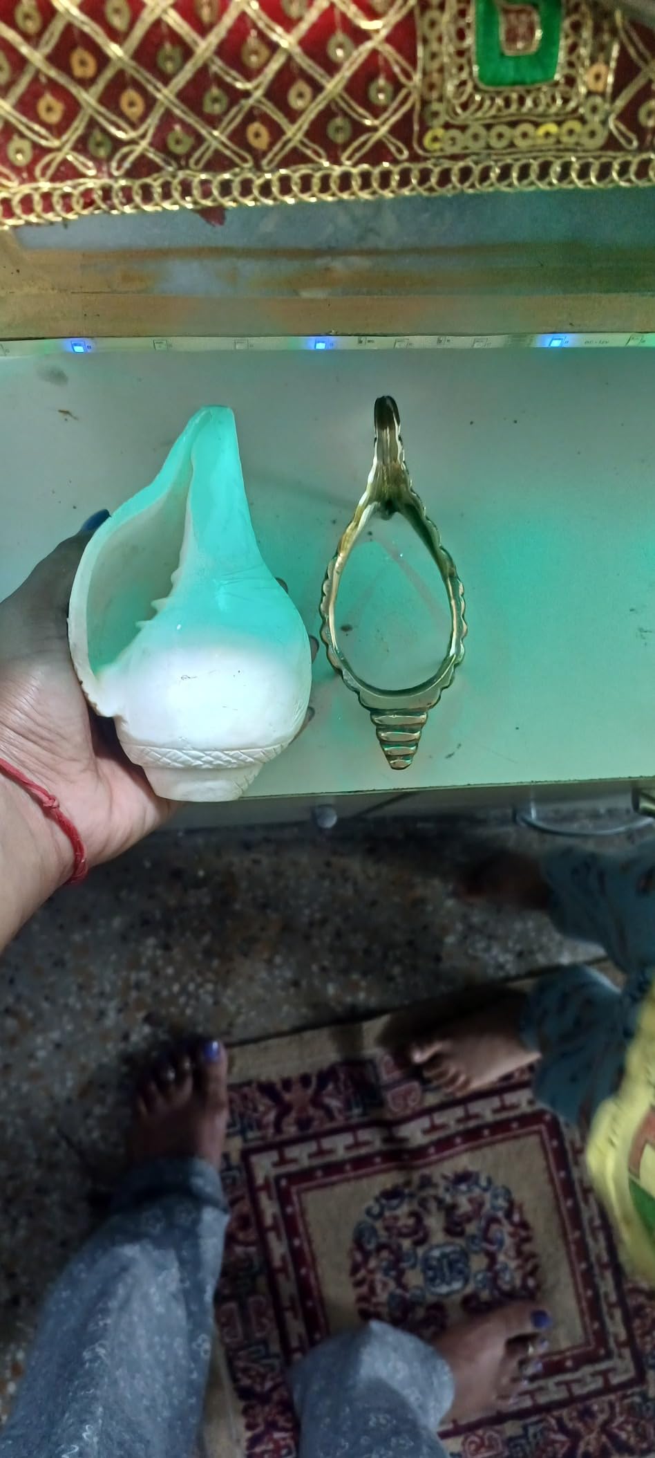 TORPPEZA Brass golden color shankh stand/ shankh holder/ only stand for ...