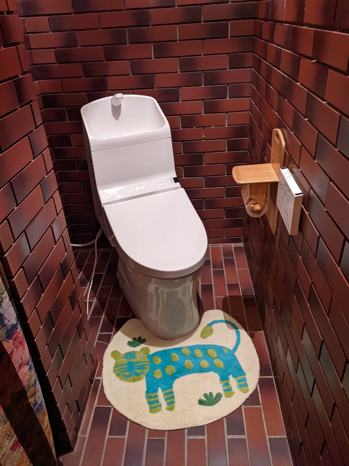 Amazon｜isso ecco アニマル トイレマット チーター IEM25002｜トイレマット・タンクカバー - ホーム＆キッチン オンライン通販