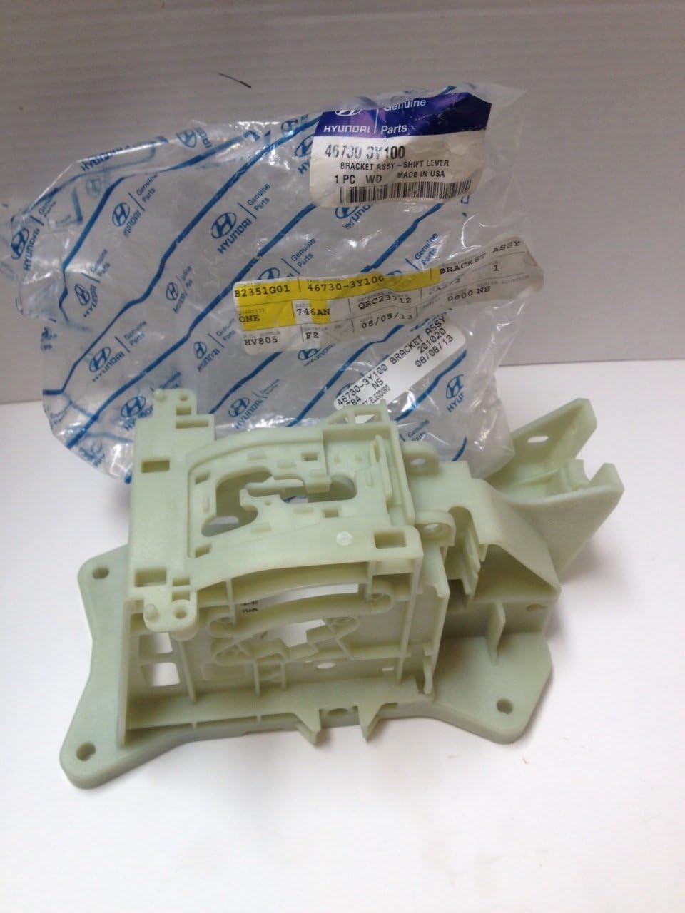 Amazon.com: Genuine Hyundai 46730-3Y100 Shift Lever Bracket Assembly ...