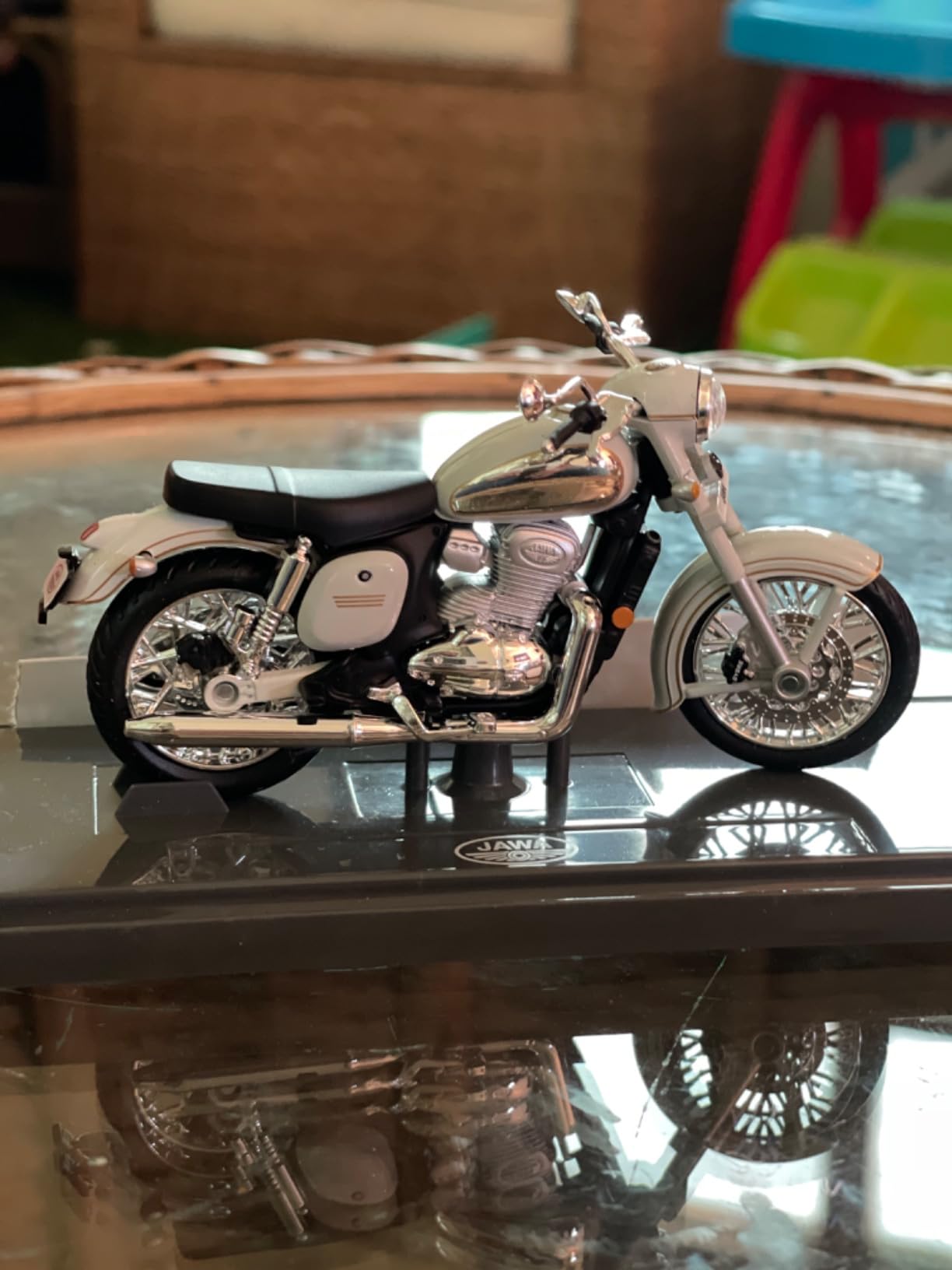 Maisto Plastic Classic 300 Maroon Jawa Yezdi Bikes; 1:18 Die-Cast Scale ...