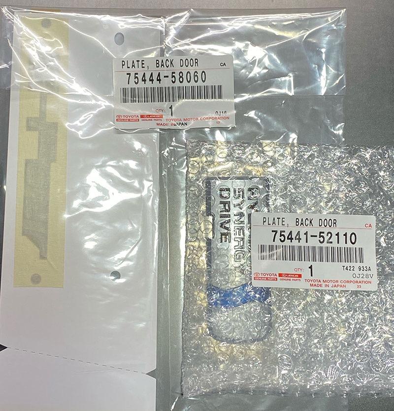 Amazon | TOYOTA (トヨタ) 純正部品 ラゲージコンパートメントドアネーム プレート NO.1 アクア 品番75441 ...