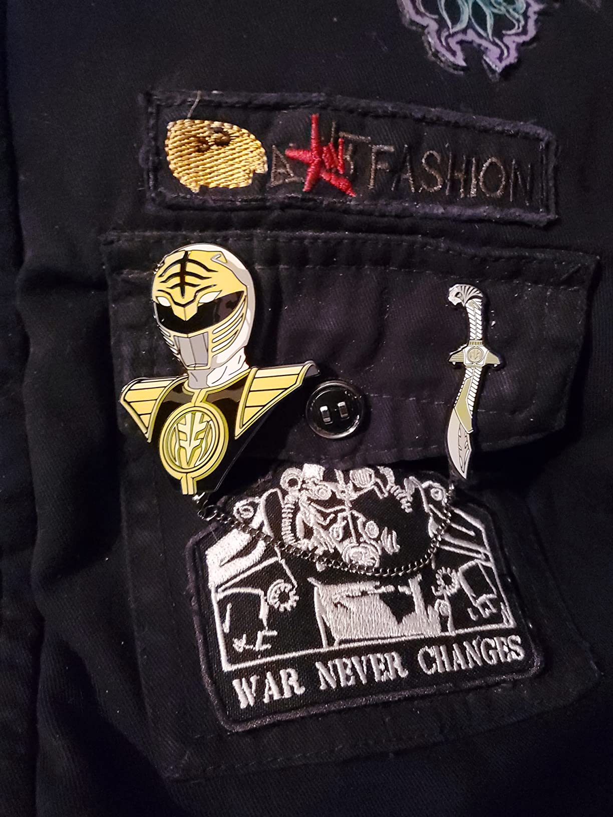 Amazon.com: Power Rangers - White Ranger Icon Pin : Clothing, Shoes ...