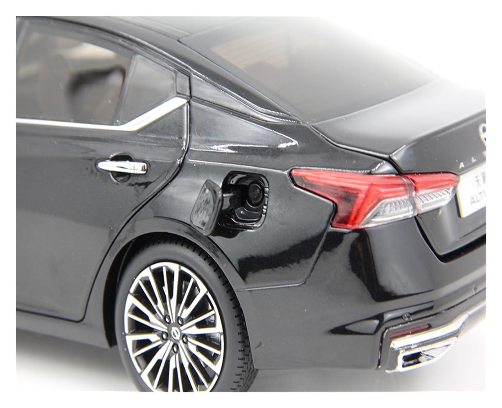 Nissan Altima Diecast Model 1/18 2013 Nissan Altima M Caruso