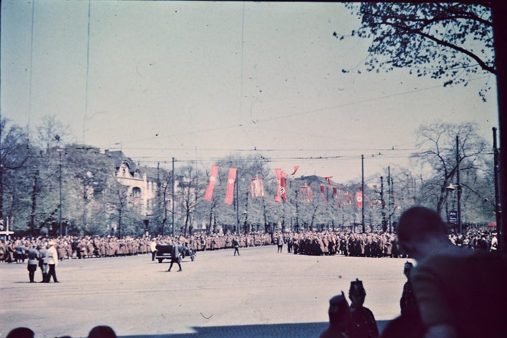 POSTER Berlin 1937 Beskrivelse: Pyntede gater i Arbeidets dag (1 mai ...