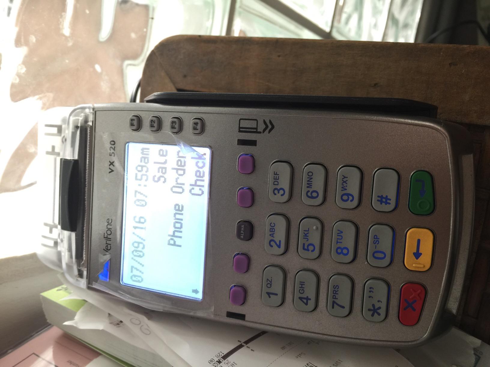 Amazon.com: Verifone VX520 Dual Comm 信用卡機 - 附智慧卡讀卡機 : 辦公用品
