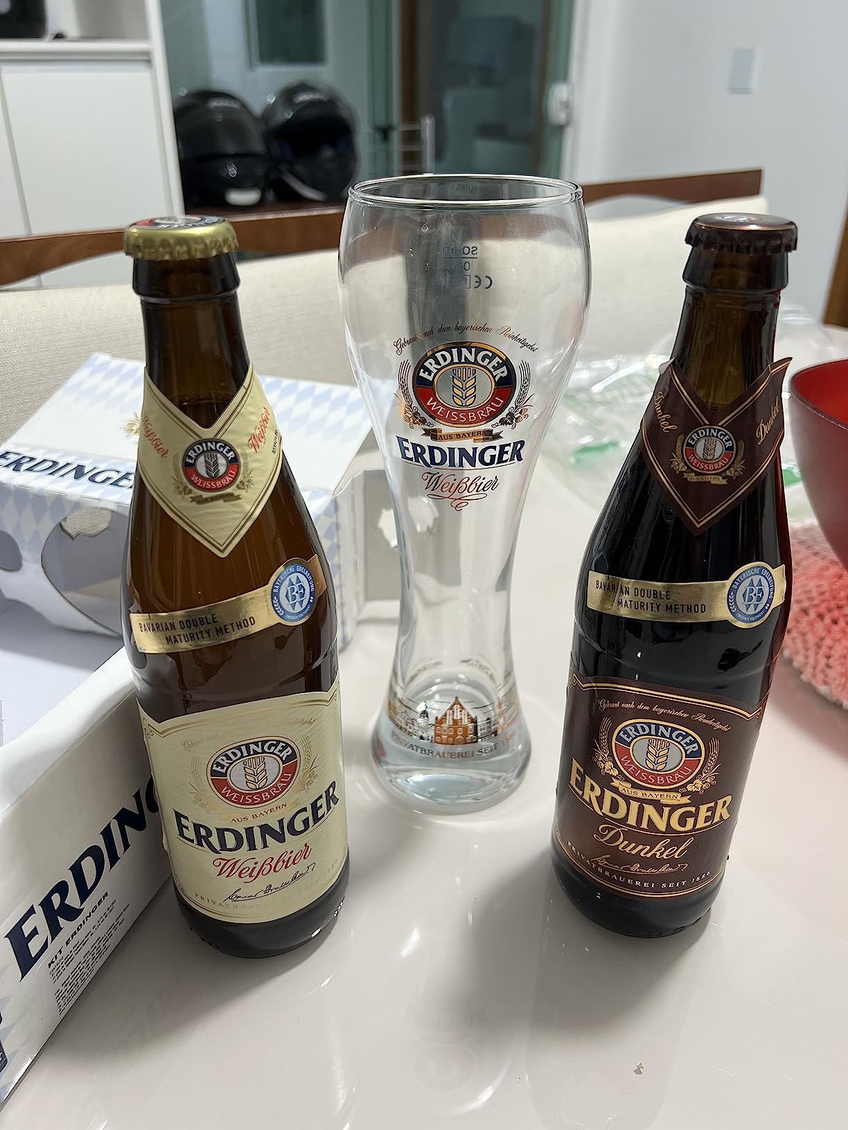 Kit Cerveja Erdinger Weibbier Weissbrau - 2 garafas cerveja + 1 copo ...