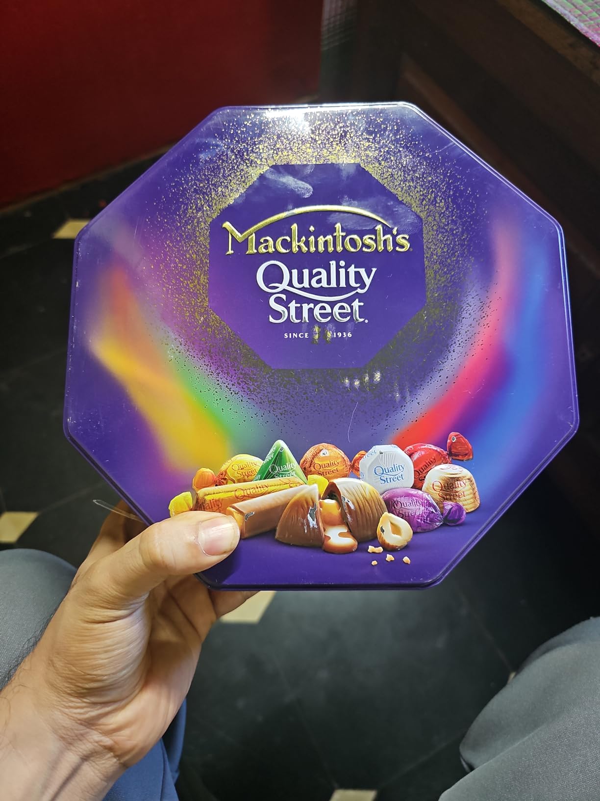 Nestlé Mackintosh'S Street Chocolates And Toffees Tin Box (850 G ...
