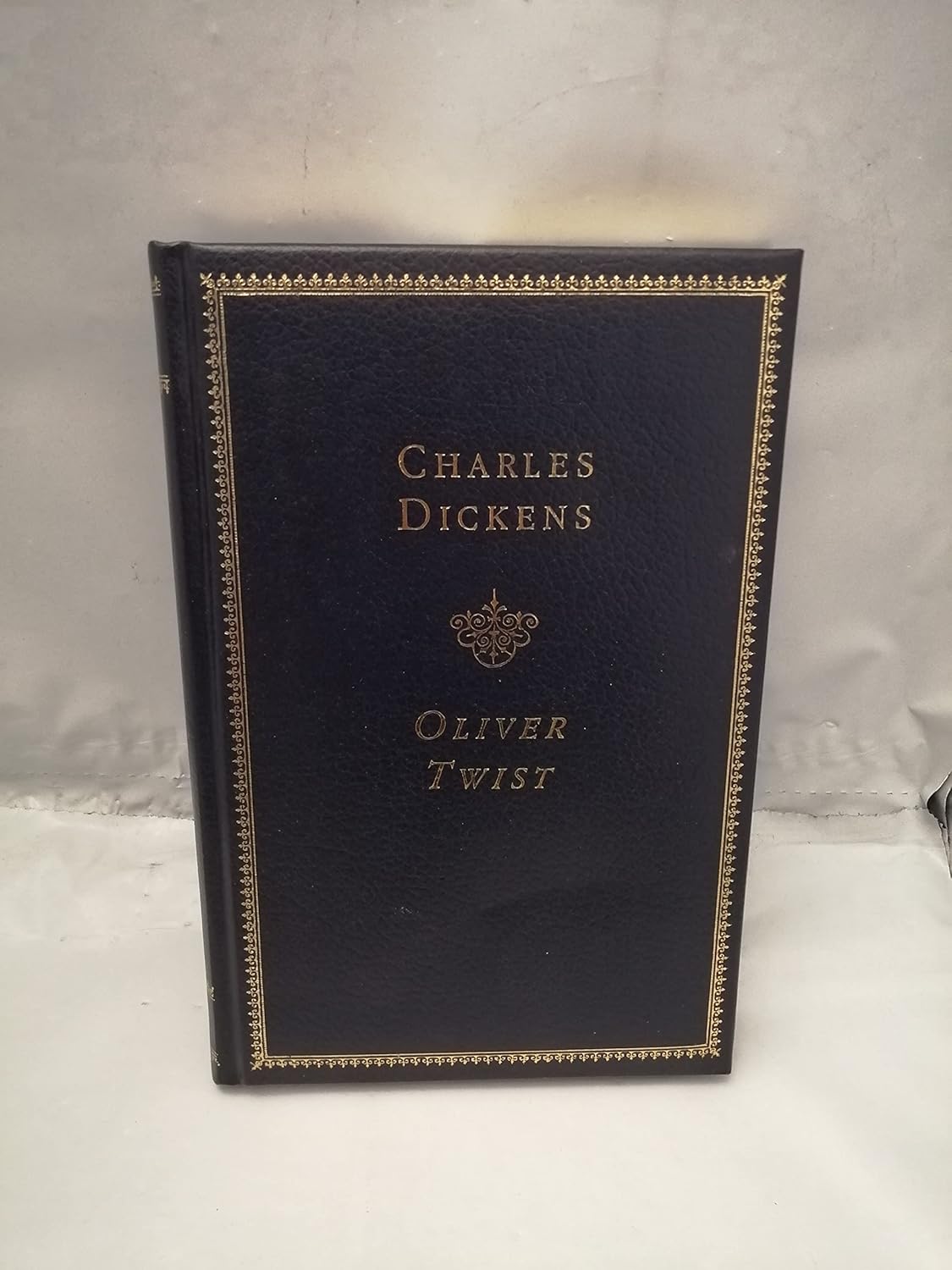 Oliver Twist: Amazon.co.uk: Charles Dickens: 9780706427592: Books