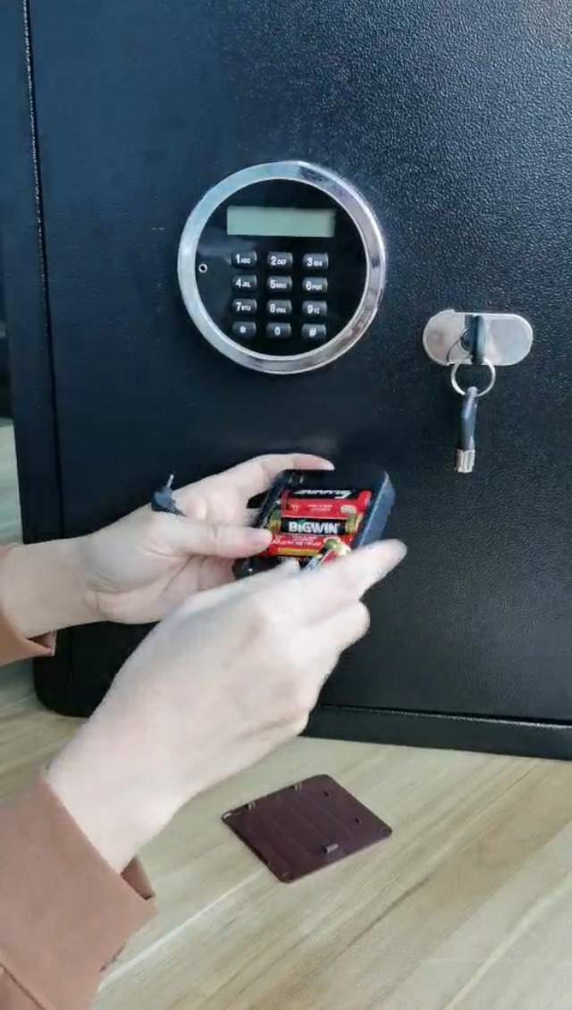 Watch How to use an external battery box to open the safe on Amazon Live