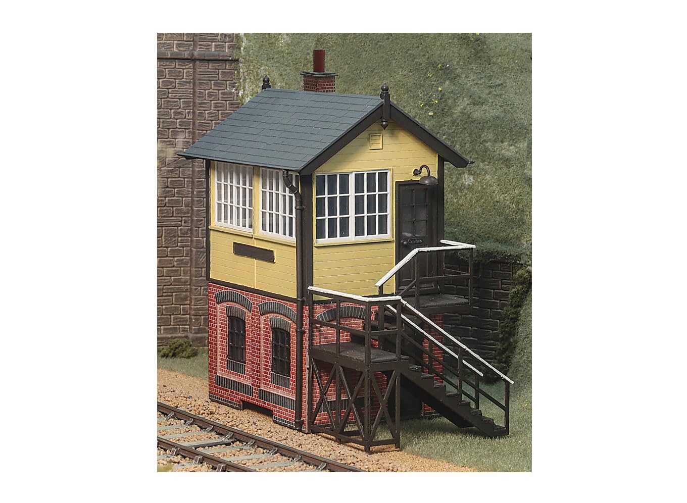 Peco LK-715 Lineside Signal Box - Brick Base O Gauge : Amazon.co.uk ...