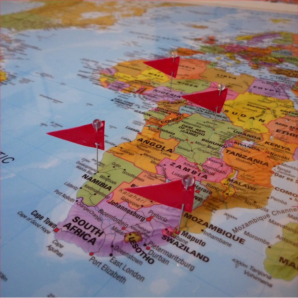 Red Flag Map Pins (box 25) : Amazon.co.uk: Stationery & Office Supplies