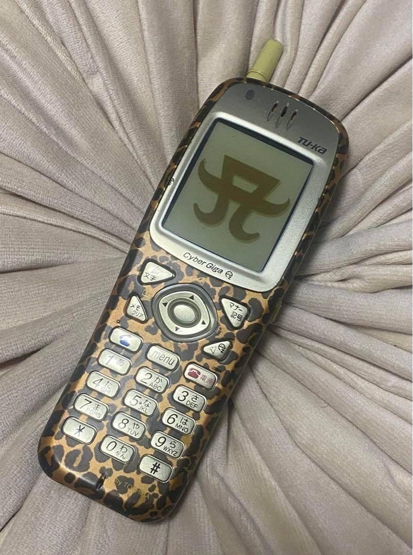 Amazon.co.jp: 浜崎あゆみモデル Ayuモデル TU-KA 携帯電話 展示品 : おもちゃ