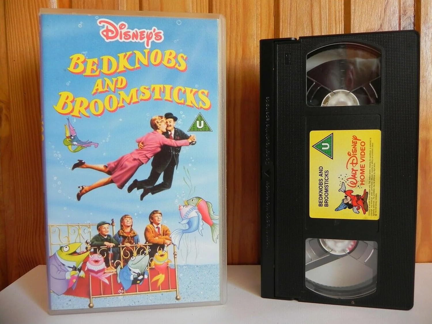 Bedknobs And Broomsticks - Disney - Family - Angela Lansbury - Sam Jaffe - VHS : Amazon.de: DVD ...