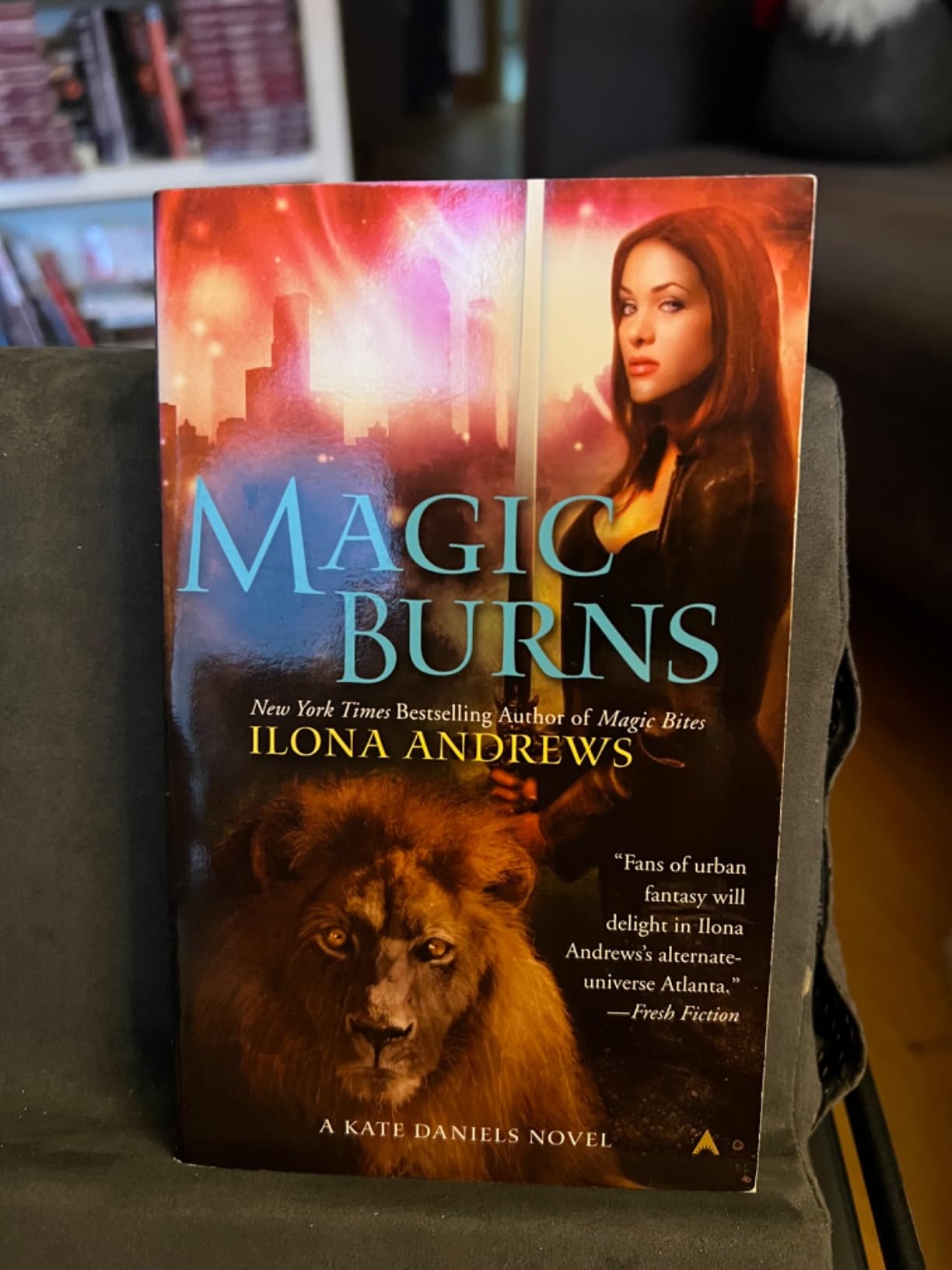 Amazon.com: Magic Burns (Kate Daniels): 9780441015832: Ilona Andrews: Books