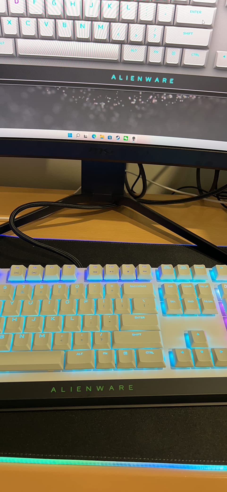 Alienware Mechanical Gaming Keyboard AW310K: Cherry MX Red Switches ...