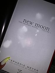 Amazon.com: New Moon: The Graphic Novel, Vol. 1 (The Twilight Saga, 3 ...