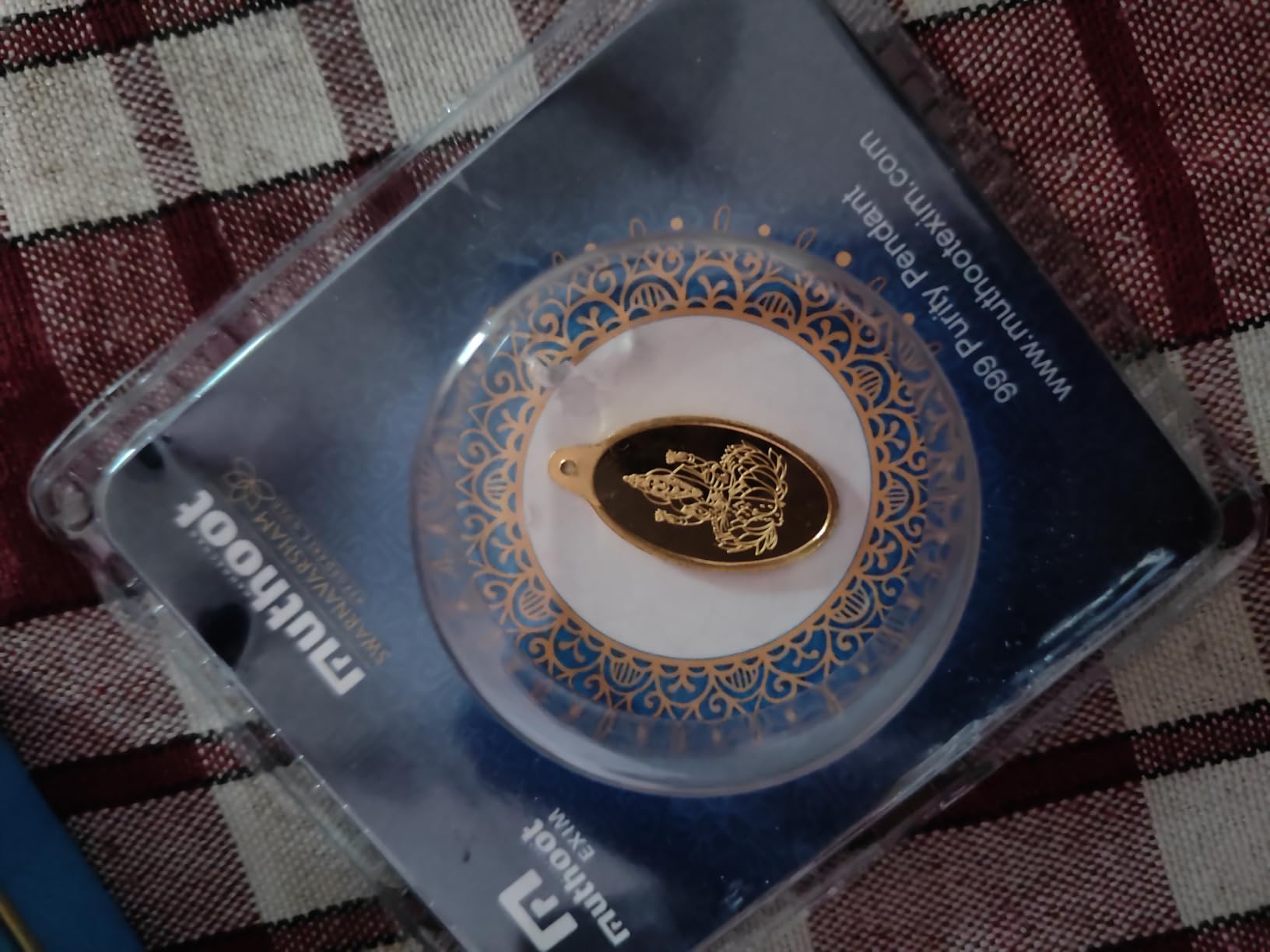 Muthoot PAPPACHAN Swarnavarsham 24K (999) Yellow Gold Oval Laxmi ...