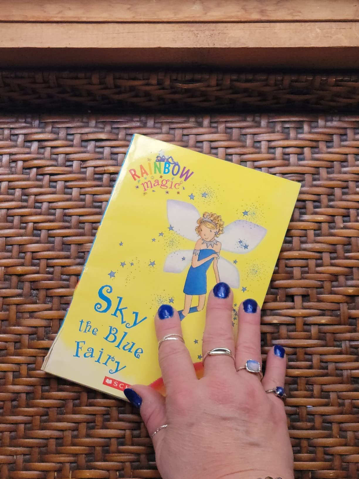 Amazon.com: Rainbow Magic Rainbow Fairies Book #5: Sky the Blue Fairy ...