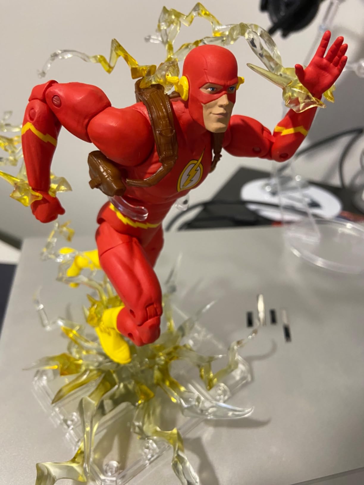 DC Collectibles DC Essentials: The Flash Action Figure : Amazon.com.au ...