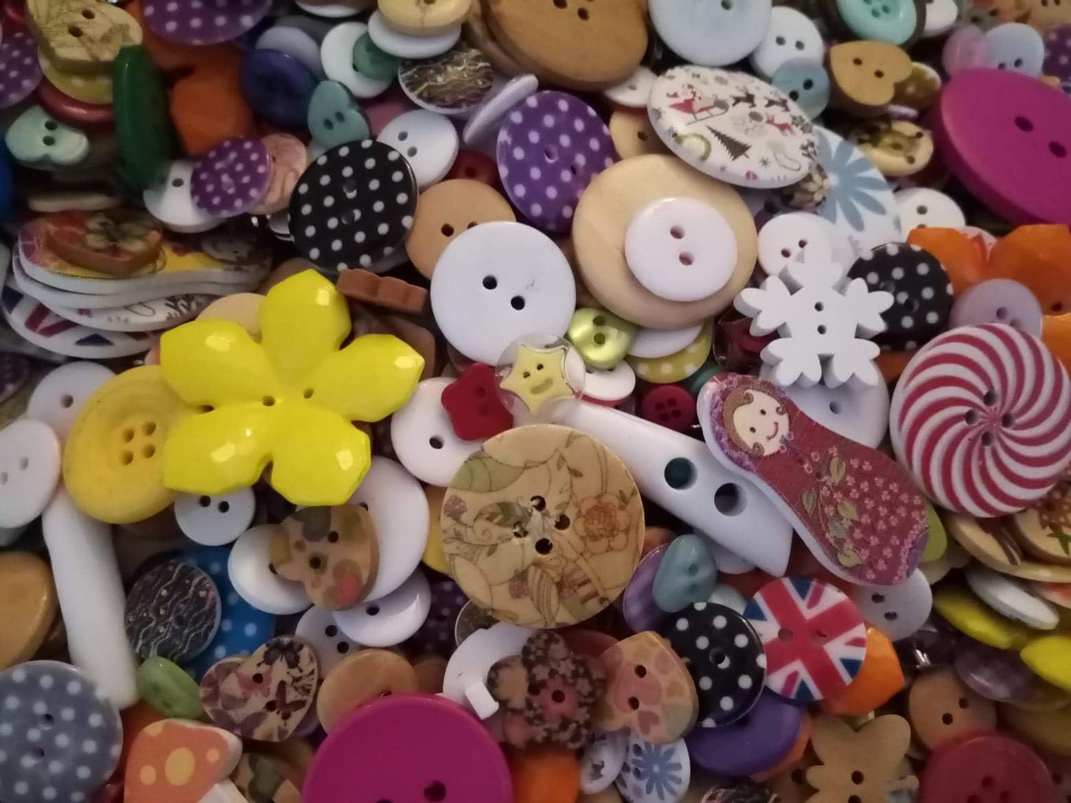 Pack of Random MIxed Assorted Buttons, approx 75g : Amazon.co.uk: Home ...