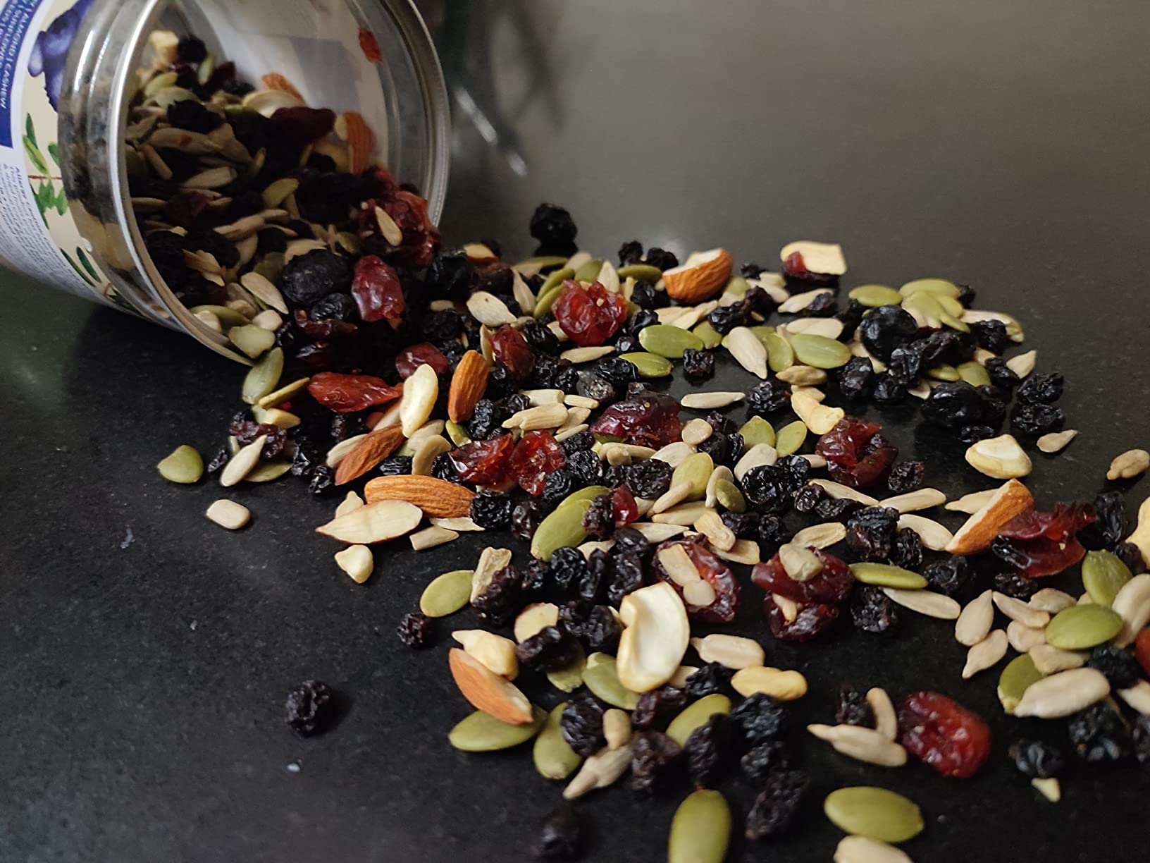 Farmley Premium Trail Mix | 200g | 7 Superfoods in 1 Mix | Contains ...