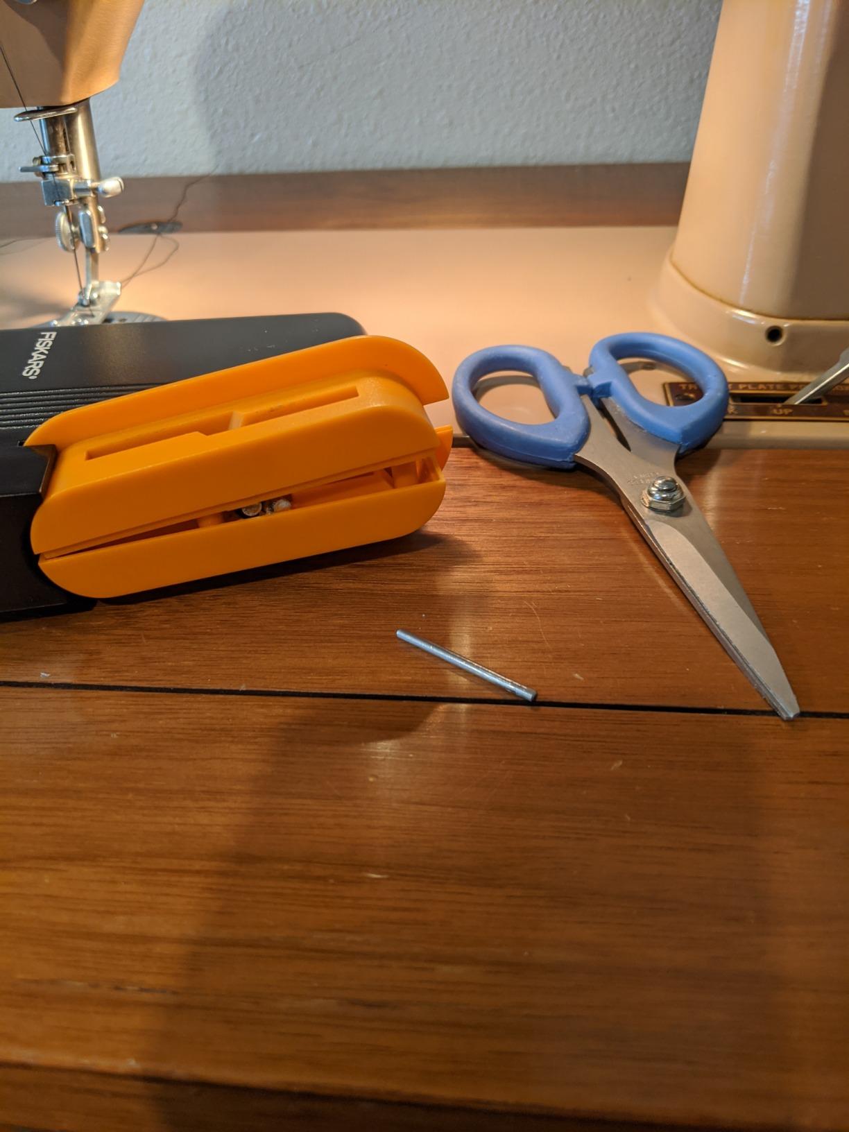 Amazon.com: Desktop Scissors Sharpener-98617397(Not for Left hand users ...